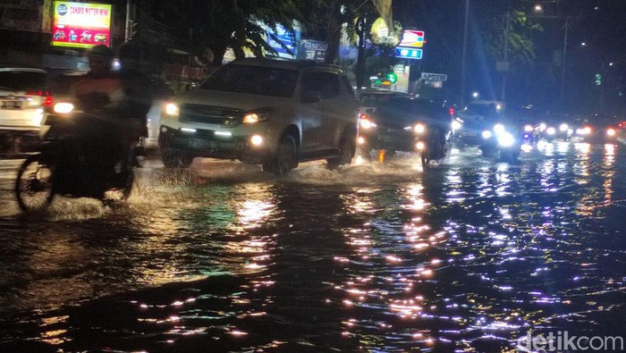 Diguyur Hujan Deras Jalanan Di Sidoarjo Terendam Banjir