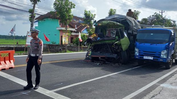 Diduga Mengantuk Truk Vs Truk Tabrakan Di Jalan Wates Purworejo