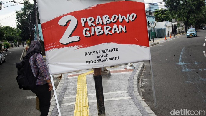 Duh, Baliho Capres-Cawapres Serobot Jalur Pejalan Kaki