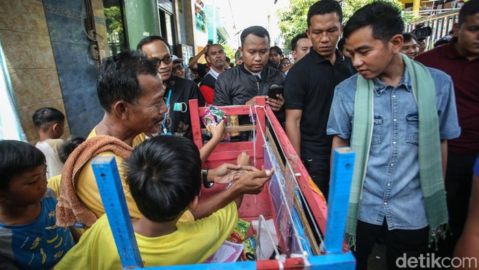 Blusukan ke Warakas, Gibran Bagi-bagi Buku