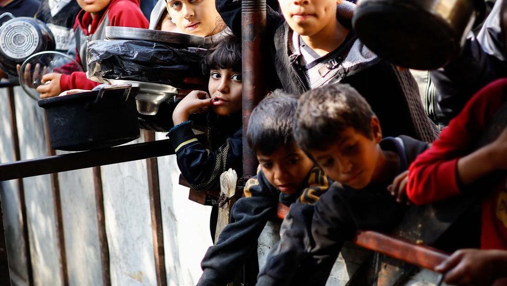 Potret Pilu Anak-anak Gaza Menanti Makanan: Keadaan yang Harus Dihentikan Potret Pilu Anak-anak Gaza Menanti Makanan: Keadaan yang Harus Dihentikan