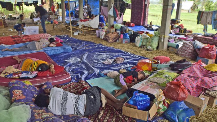Potret Warga Terdampak Erupsi Gunung Lewotobi Di Pengungsian