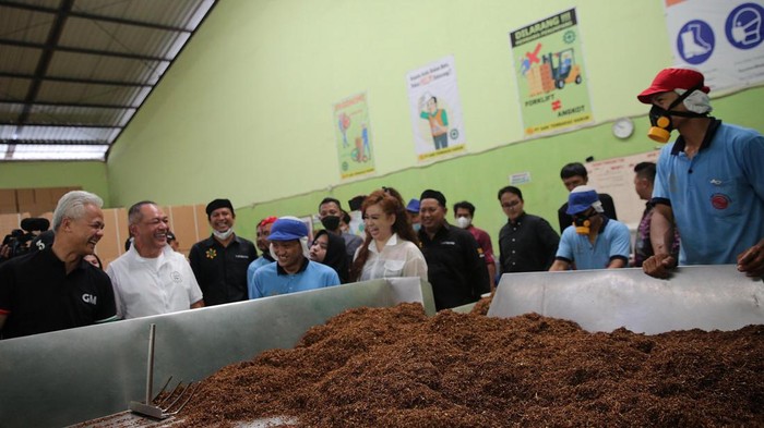 Ganjar Temui Buruh Perempuan di Kendal