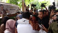 Warga Kampung Bayam Peluk Anies Sebelum Acara Desak Anies Dimulai
