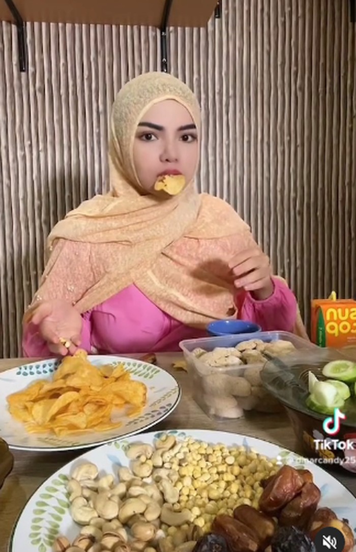 Dinar Candy Ternyata Jago Menumis Sayur Genjer dan Tauge