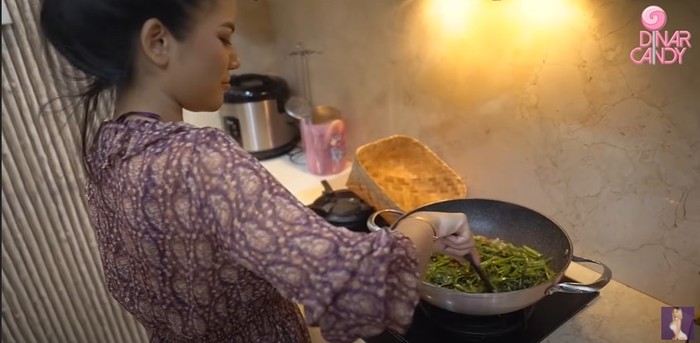 Dinar Candy Ternyata Jago Menumis Sayur Genjer dan Tauge