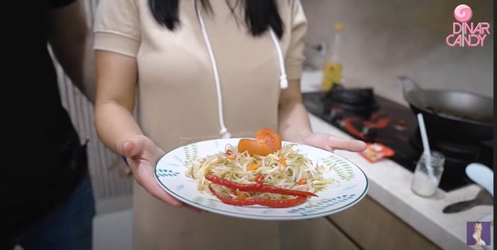 Dinar Candy Ternyata Jago Menumis Sayur Genjer dan Tauge