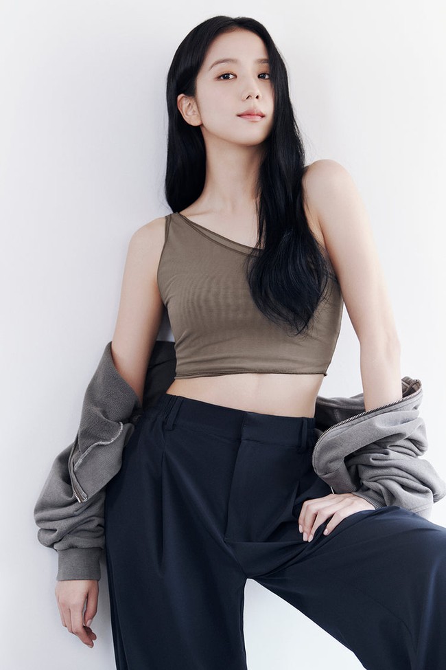 7 Gaya Seksi Jisoo BLACKPINK Jadi BA Alo Yoga, Pakai Bra Auto Sold Out