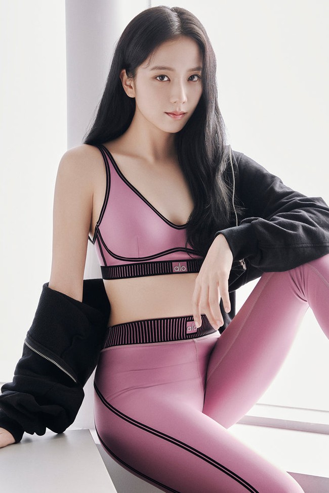 7 Gaya Seksi Jisoo BLACKPINK Jadi BA Alo Yoga, Pakai Bra Auto Sold Out