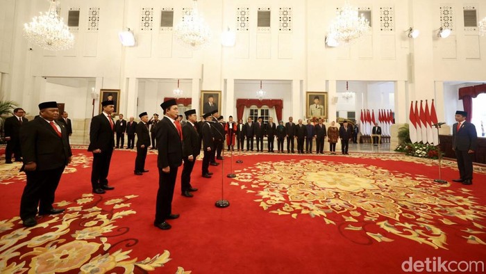 Jokowi Lantik Sembilan Anggota KPPU di Istana Jokowi Lantik Sembilan Anggota KPPU di Istana