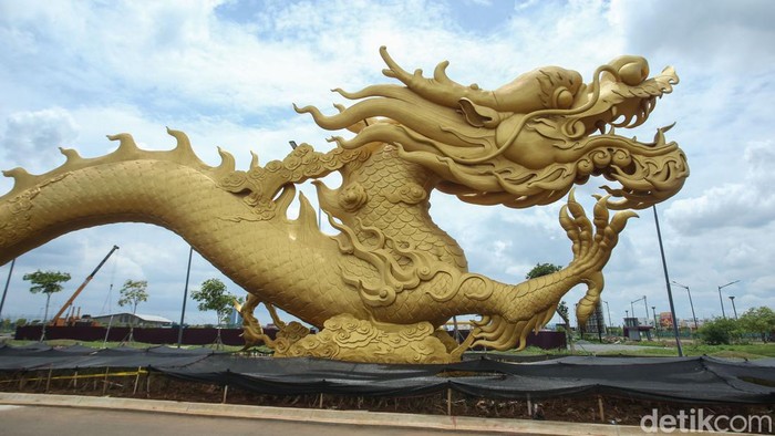 Penampakan Naga Emas Raksasa Sepanjang 153 Meter di PIK 2