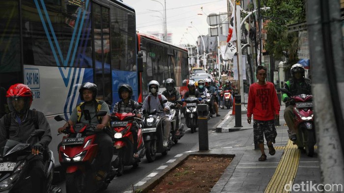 Tolong! Pemotor Serobot Trotoar Ancam Keselamatan Pejalan Kaki