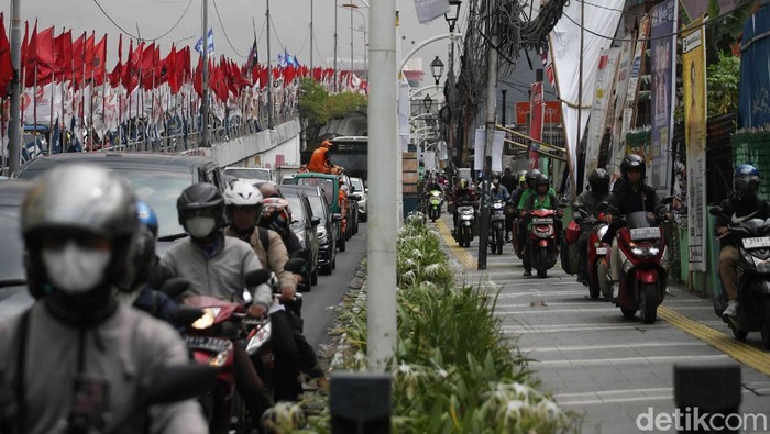 Tolong! Pemotor Serobot Trotoar Ancam Keselamatan Pejalan Kaki