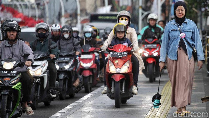 Tolong! Pemotor Serobot Trotoar Ancam Keselamatan Pejalan Kaki