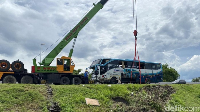 Proses Evakuasi Bus Rombongan SMAN 1 Sidoarjo yang Kecelakaan di Tol Ngawi Proses Evakuasi Bus Rombongan SMAN 1 Sidoarjo yang Kecelakaan di Tol Ngawi
