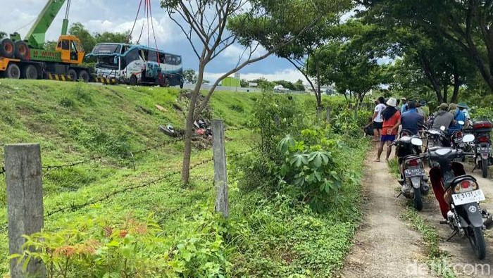 Proses Evakuasi Bus Rombongan SMAN 1 Sidoarjo yang Kecelakaan di Tol Ngawi Proses Evakuasi Bus Rombongan SMAN 1 Sidoarjo yang Kecelakaan di Tol Ngawi