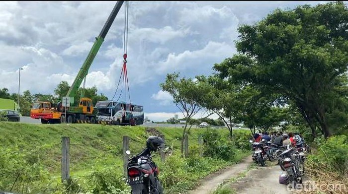 Proses Evakuasi Bus Rombongan SMAN 1 Sidoarjo yang Kecelakaan di Tol Ngawi Proses Evakuasi Bus Rombongan SMAN 1 Sidoarjo yang Kecelakaan di Tol Ngawi
