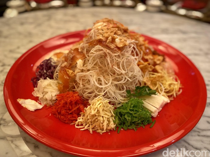 Sambut Tahun Naga Kayu, Restoran Ini Sediakan Salmon Yu Sheng