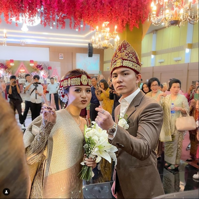 7 Foto Resepsi Adat Batak Anggi Marito & Kenji, Bumil Cantik Pakai Sortali