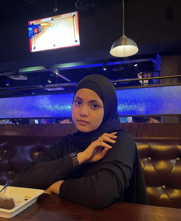 Keseruan Putri DA Saat Minum Kelapa di Pantai hingga Ngopi Cantik