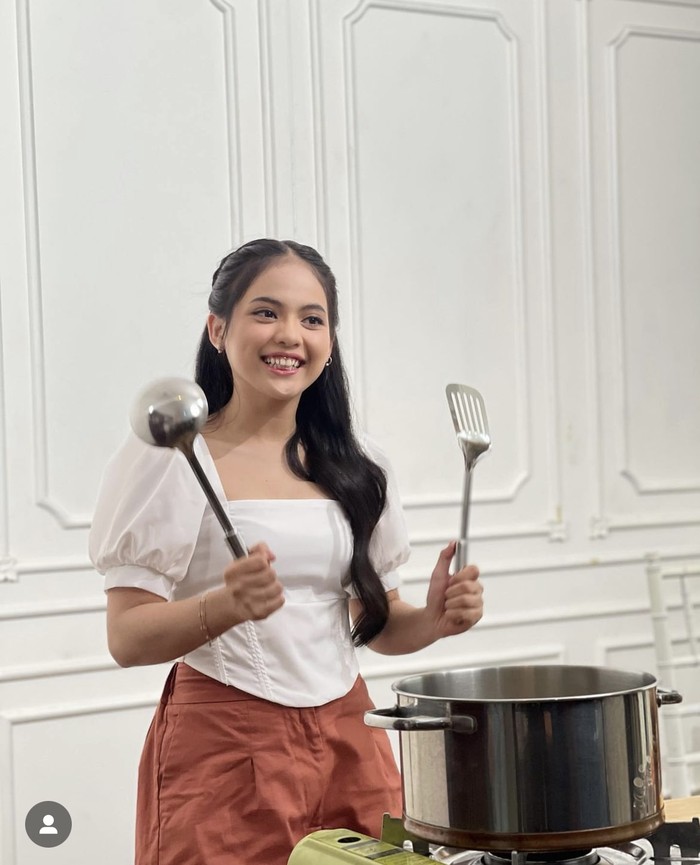 Keseruan Putri DA Saat Minum Kelapa di Pantai hingga Ngopi Cantik