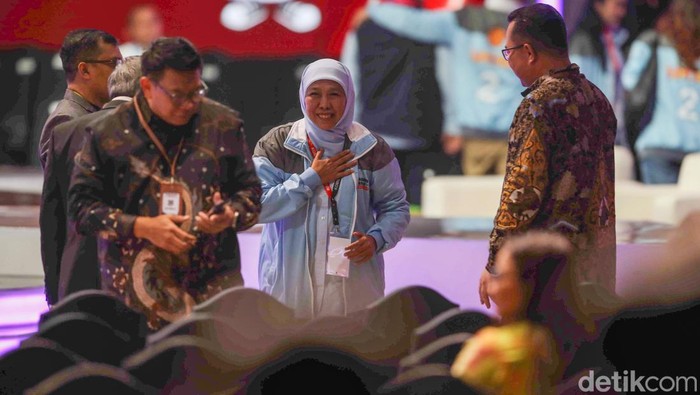 Pakai Jaket 'Samsul', Khofifah Dukung Gibran di Debat Cawapres