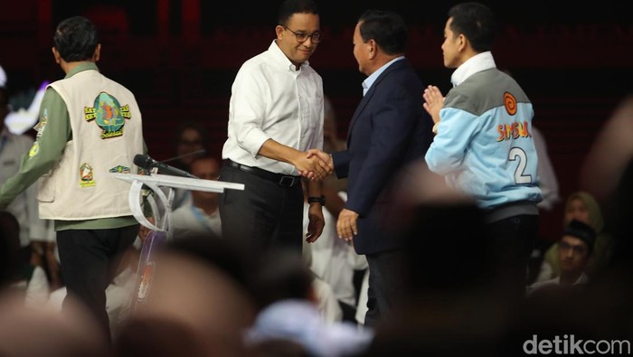 Prabowo Salaman dengan Anies Setelah Debat Cawapres Prabowo Salaman dengan Anies Setelah Debat Cawapres