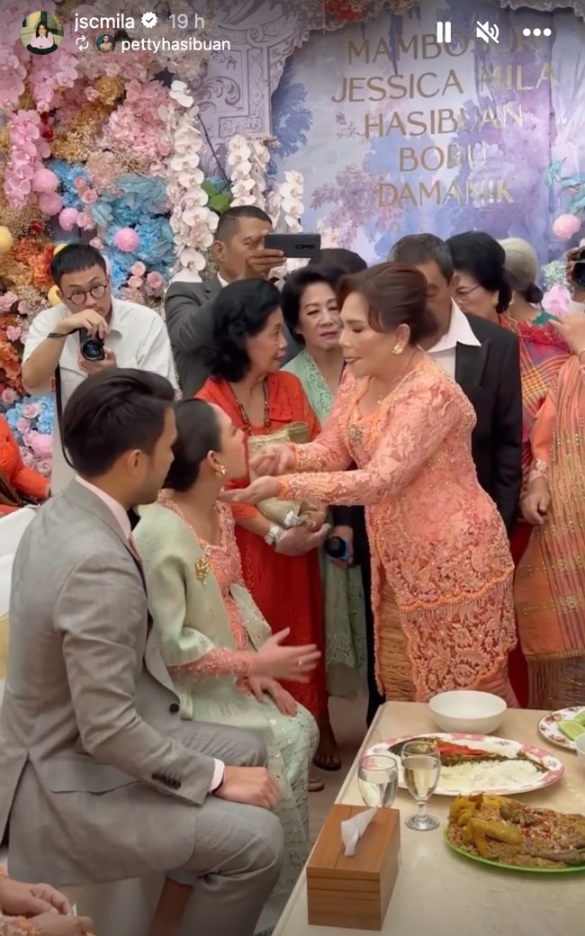 8 Foto Gaya Jessica Mila di Upacara Mambosuri, 7 Bulanan Adat Batak