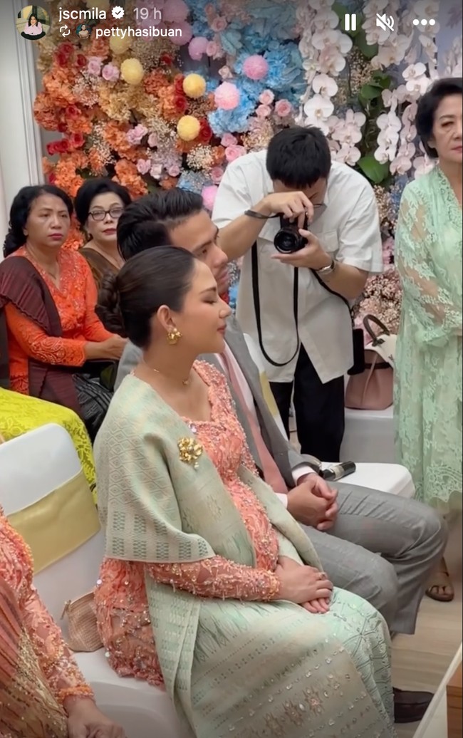 8 Foto Gaya Jessica Mila di Upacara Mambosuri, 7 Bulanan Adat Batak