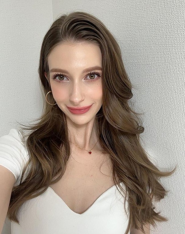 7 Potret Karolina Shiino, Wanita Ukraina yang Jadi Pemenang Miss Jepang ...