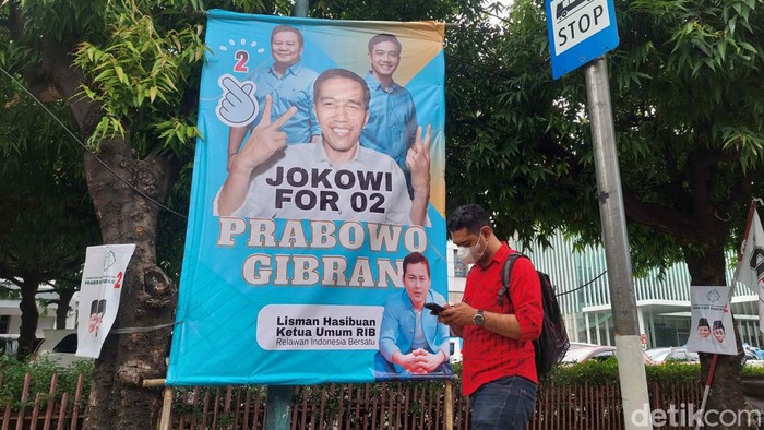 Gak Bahaya Tah, Ada Foto Jokowi di Baliho dukung Prabowo-Gibran