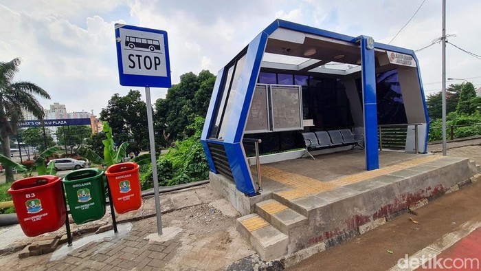 Melihat Halte Modern di Bekasi