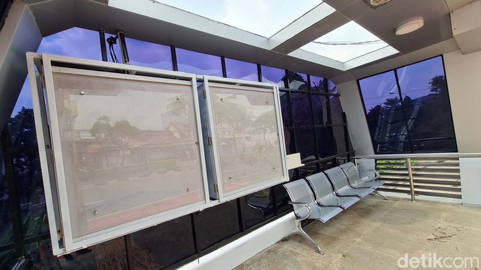 Melihat Halte Modern di Bekasi