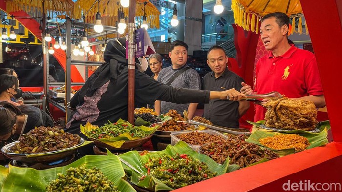 Merah Merona Pusat Perbelanjaan Jelang Imlek