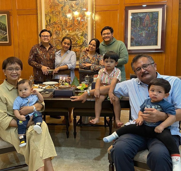 Manisnya Momen Retno Marsudi saat Rayakan Ultah Pernikahan dengan Tumpeng