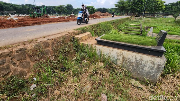 Sering Kebanjiran, Makam di TPU Tanah Kusir Ditinggikan