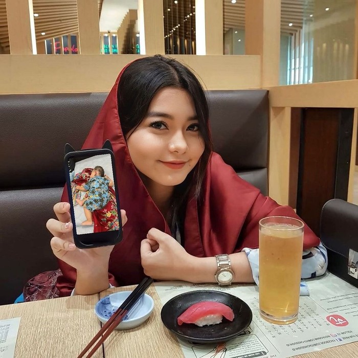 Gaya Keren Cesen, Istri Marshel Widianto Saat Makan Es Krim hingga Sushi