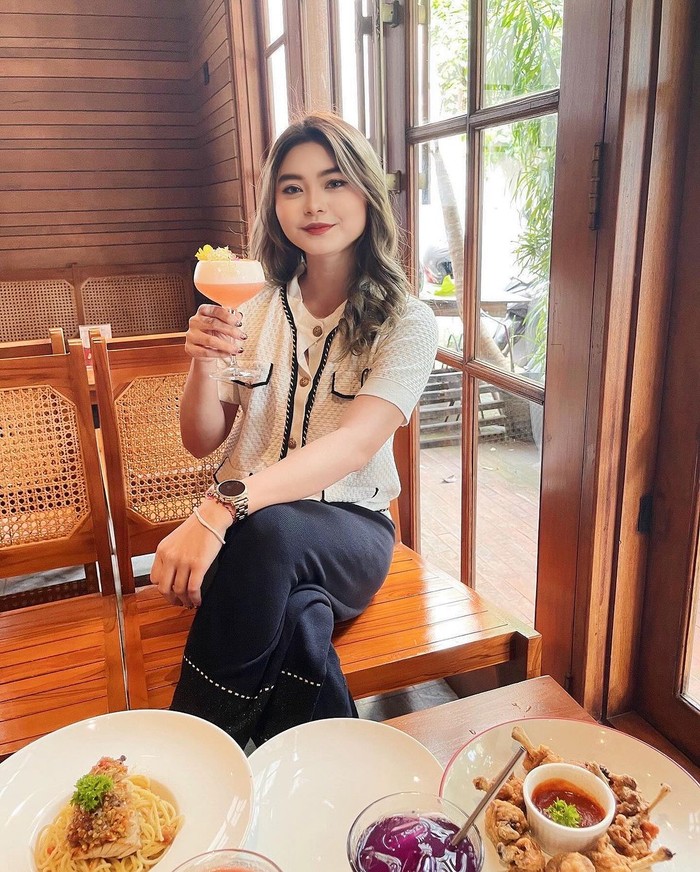 Gaya Keren Cesen, Istri Marshel Widianto Saat Makan Es Krim hingga Sushi