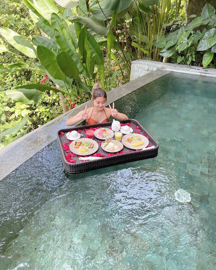 Gaya Keren Cesen, Istri Marshel Widianto Saat Makan Es Krim hingga Sushi