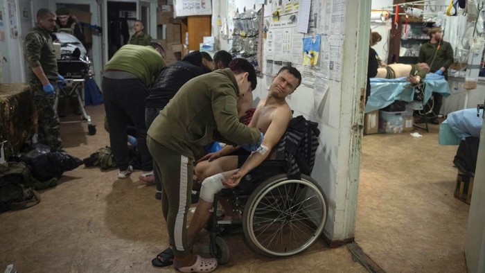 Kesibukan Tim Medis Ukraina Rawat Tentara Terluka Di Medan Perang