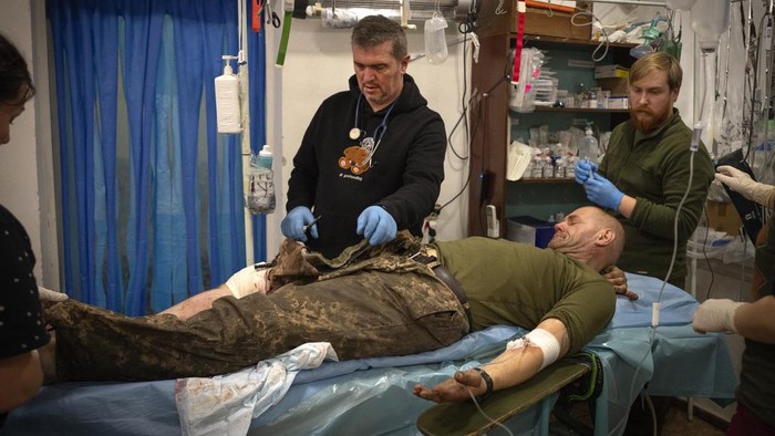 Kesibukan Tim Medis Ukraina Rawat Tentara Terluka Di Medan Perang