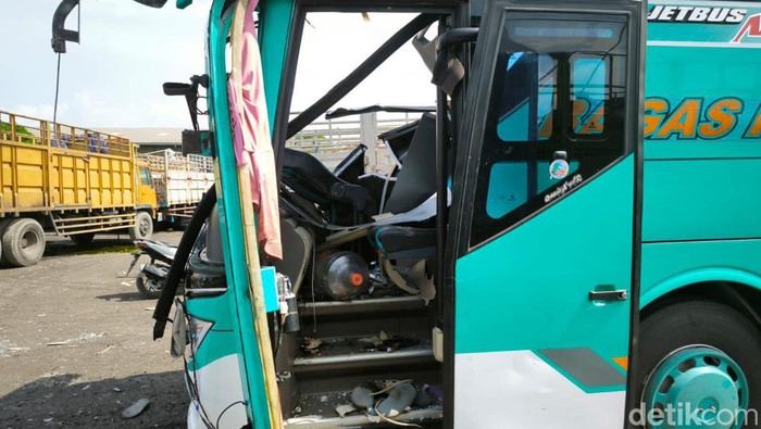 Penampakan Bus Rombongan Peziarah Kecelakaan di Gresik Penampakan Bus Rombongan Peziarah Kecelakaan di Gresik