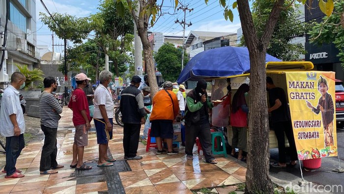 Pasutri Surabaya Gelar Makan Siang Gratis Sejak Pandemi COVID-19