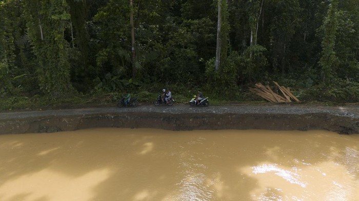 Penampakan Jalan Penghubung 3 Desa di Pulau Bacan Amblas Penampakan Jalan Penghubung 3 Desa di Pulau Bacan Amblas
