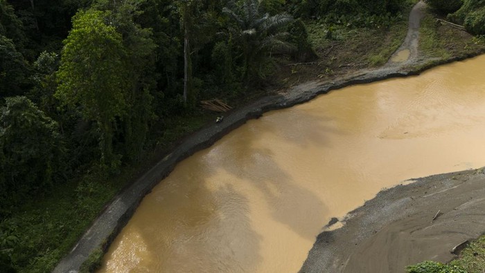 Penampakan Jalan Penghubung 3 Desa di Pulau Bacan Amblas Penampakan Jalan Penghubung 3 Desa di Pulau Bacan Amblas