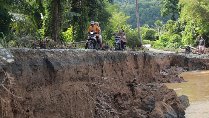 Penampakan Jalan Penghubung 3 Desa di Pulau Bacan Amblas Penampakan Jalan Penghubung 3 Desa di Pulau Bacan Amblas