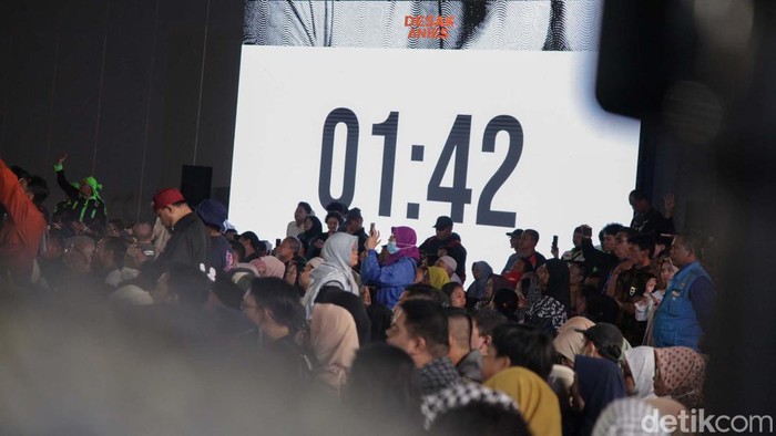 Potret Buruh-Ojol Padati Desak & Slepet AMIN di JIExpo