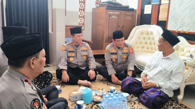 Dikunjungi Kaops NCS Polri, Gus Baha Doakan Pemilu 2024 Aman dan Damai Dikunjungi Kaops NCS Polri, Gus Baha Doakan Pemilu 2024 Aman dan Damai