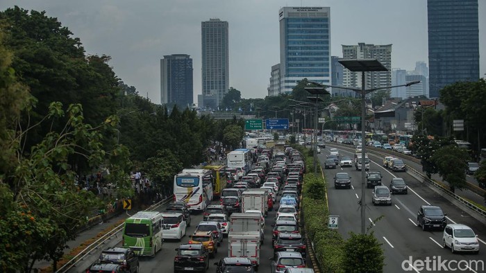 Penampakan Macet Imbas Demo Apdesi, Kendaraan Sempat Diputar Balik