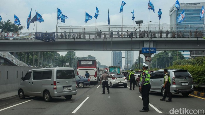 Penampakan Macet Imbas Demo Apdesi, Kendaraan Sempat Diputar Balik